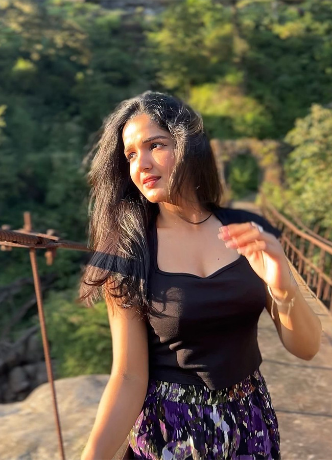 మత్తువదలరా 2 : ఇంటర్‌నెట్‌ను షేక్ చేస్తున్న.. రియా ఎక్కడ? (ఫొటోలు) | Who Is Riya In Mathu ...